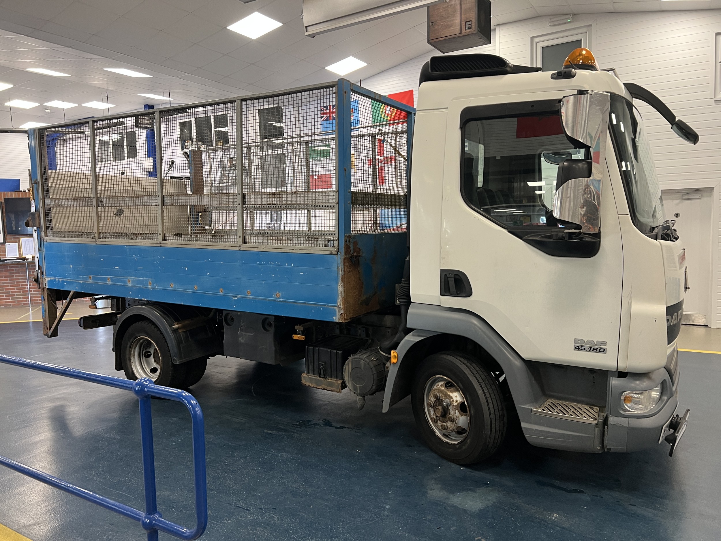DAF LF 45.160 4X2 7.5TON CAGED TIPPER C/W DEL 500KG TAIL LIFT. Lot ...