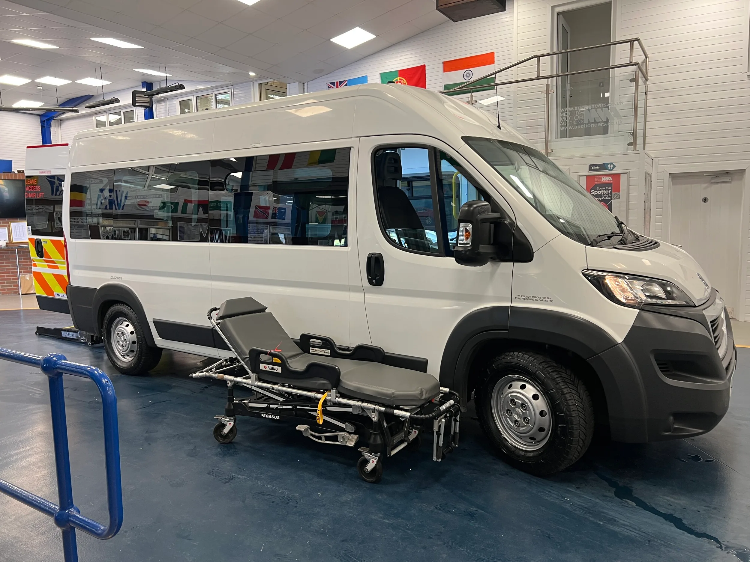 PEUGEOT BOXER 435 2.0HDI BLUE 130PS L3H2 5 SEAT DISABLED ACCESS MINIBUS ...