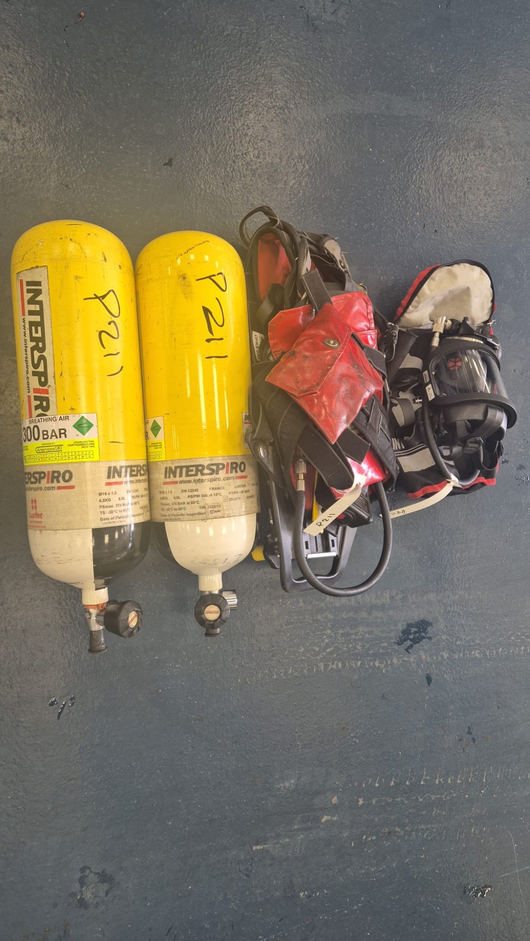 1 x INTERSPIRO HARNESS AND MASK - 1 X INSPIRE MASK - 2 X 300 BAR ...