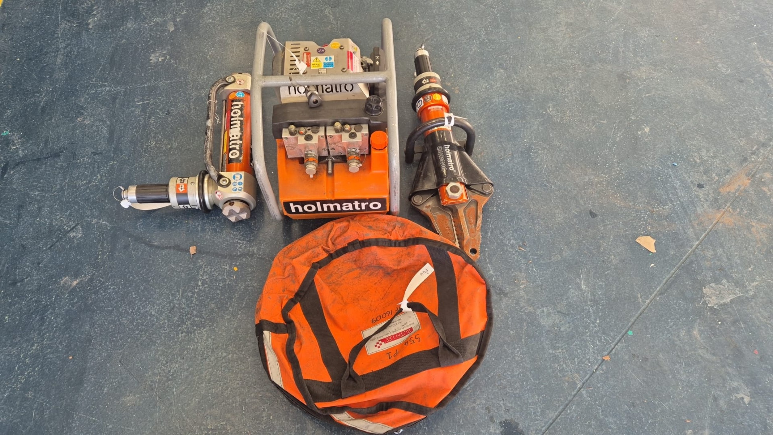 HOLMATRO HYDRAULIC RESCUE KIT (Jaws Of Life) C/W 1X SPREADER 1X LARGE RAM 1X HOSE 1 X PUMP (25977)